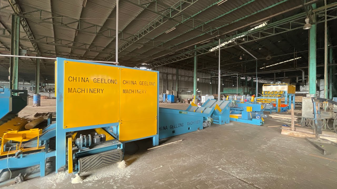 4ft full automatic spindleless veneer peeling machine line - YouTube