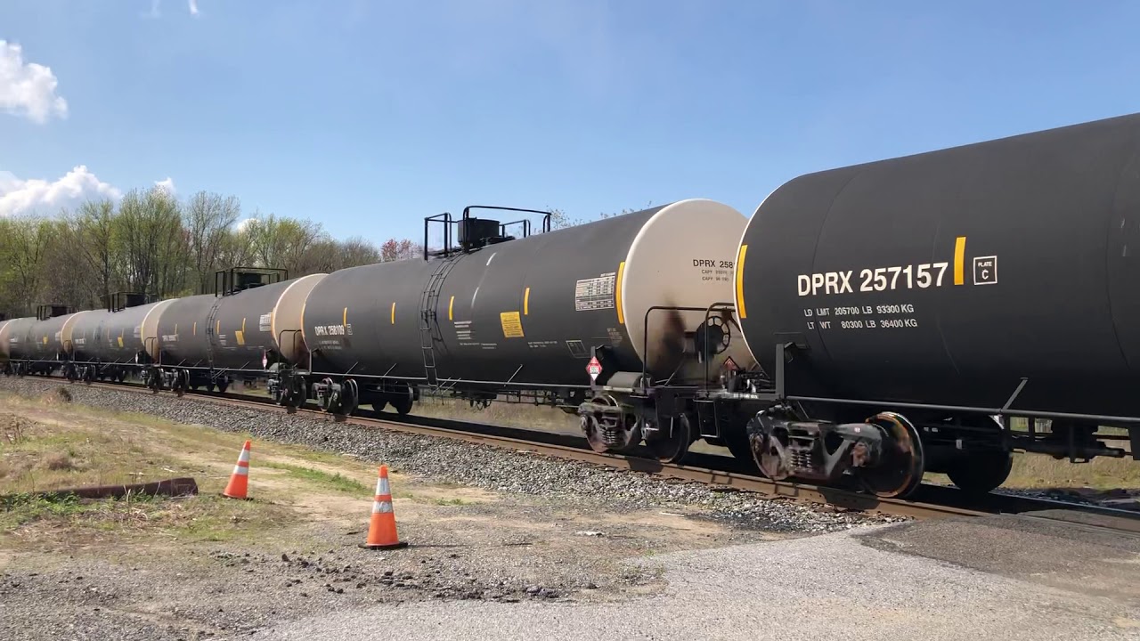 CSX 8828 leads a slow CA-11X in Thorofare NJ - YouTube