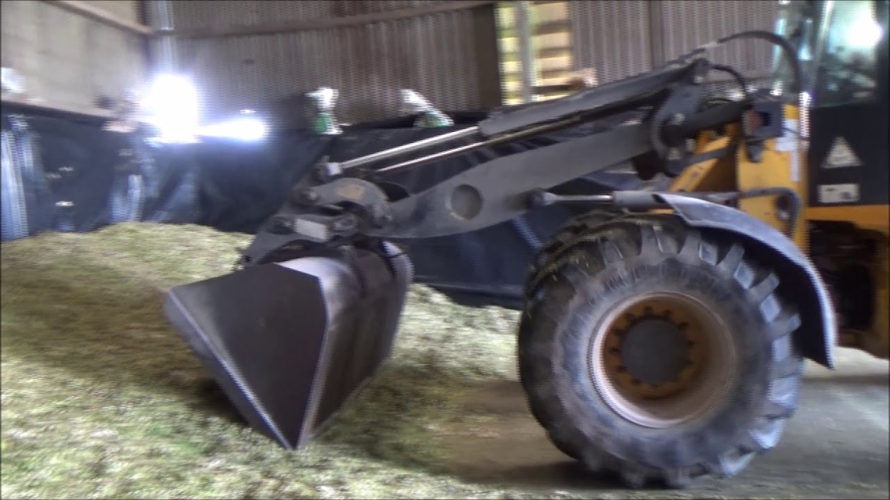 Maize harvest 2017.Part 2. First load in the clamp - YouTube