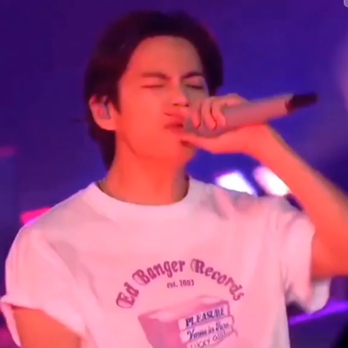 BTS V SINGING IN GROWLING VOICE SONG - YouTube