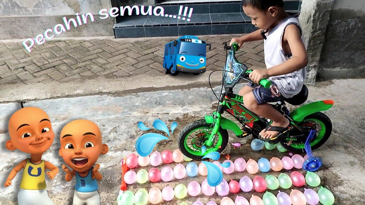 Bermain Pecah Balon Air dengan Sepeda, Meletuskan Balon air bersama ...