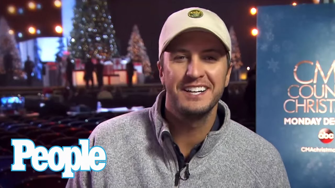 Luke Bryan & Darius Rucker Sing 'Jingle Bells' | People - YouTube