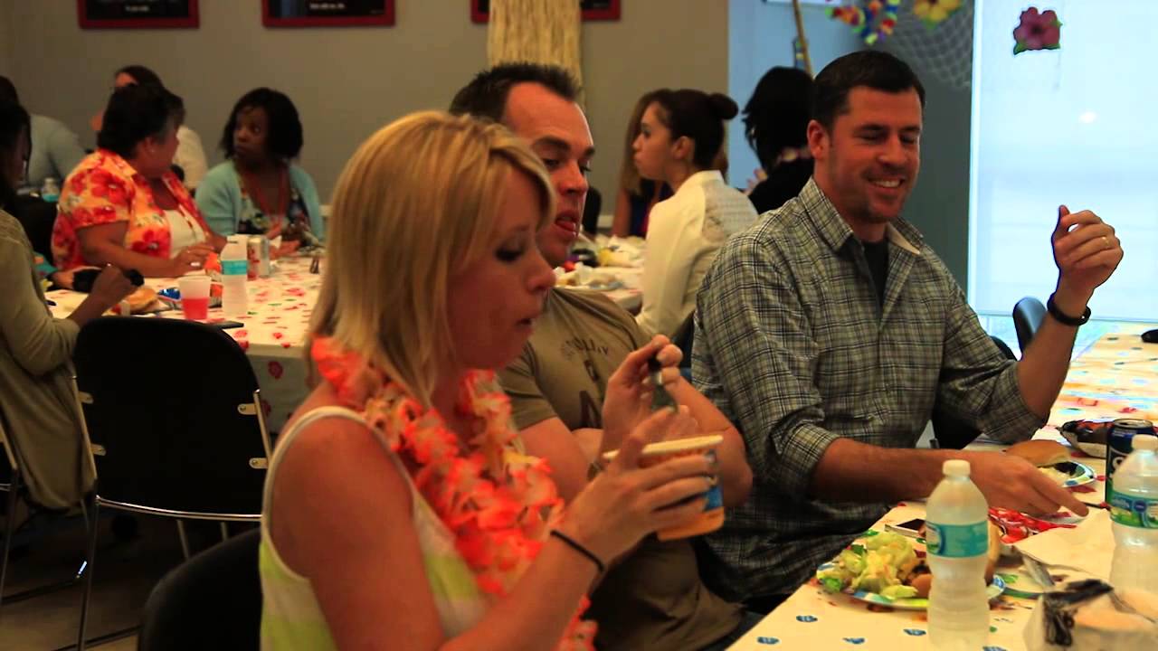 Cookout 071114 Endless Summer Luau Kelly R eating Mac and Cheese - YouTube