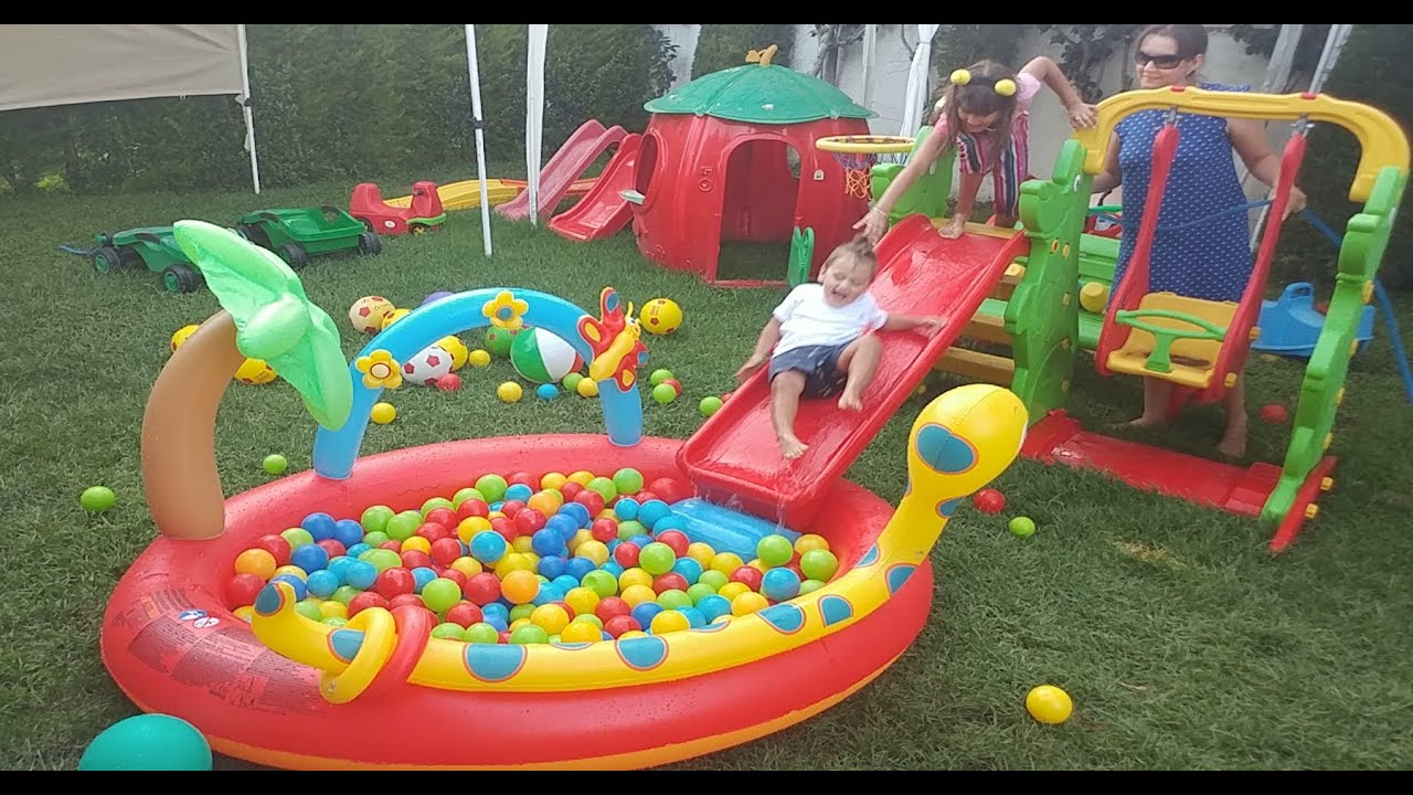 RENKLİ HAVUZDA AQUA PARK KAYDIRAK Elif ile Eğlenceli Video #EvdeKal # ...