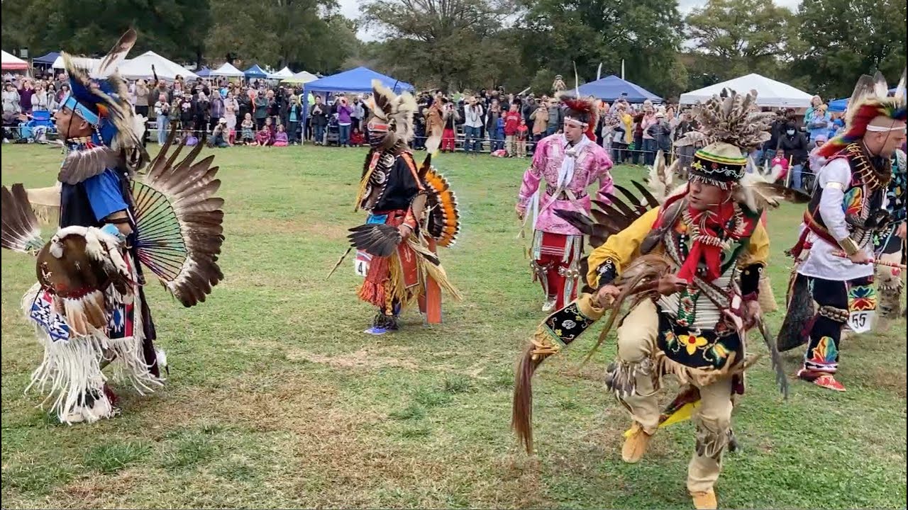 Dancers make the grand entry at Raleigh inter-tribal pow wow - YouTube