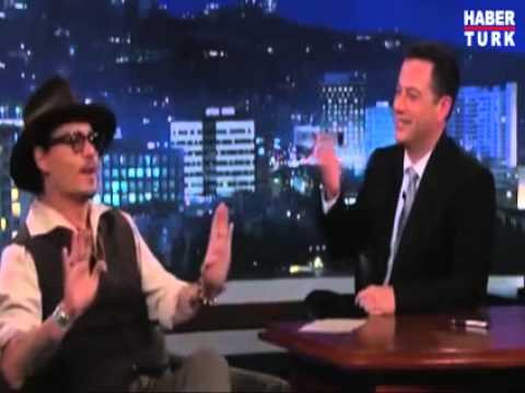 Johnny Depp erkek sunucuyu dudağından öptü