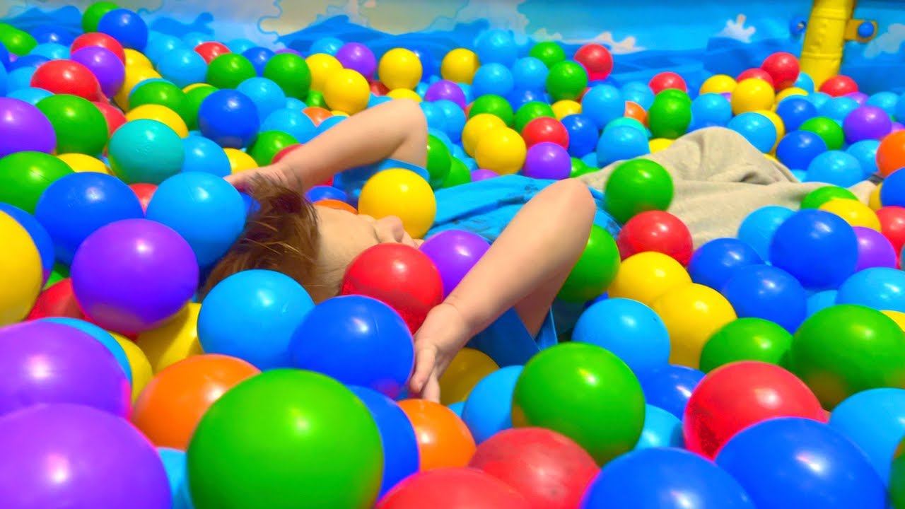 LEARNING COLORS AT WACKY TACKY 🥳 - YouTube