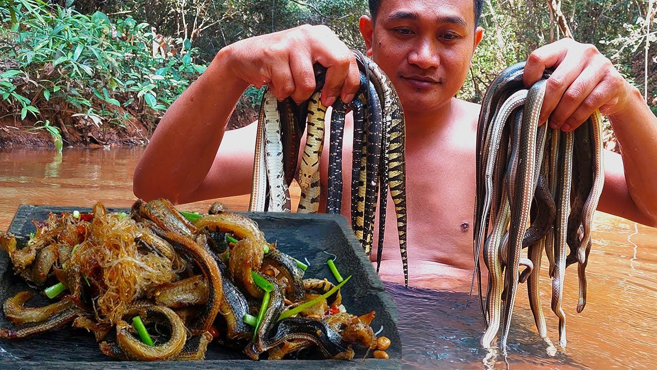 Yummy! cooked many snakes for food witth noodle to survive in the forest @SruonPrimitiveCooking ...