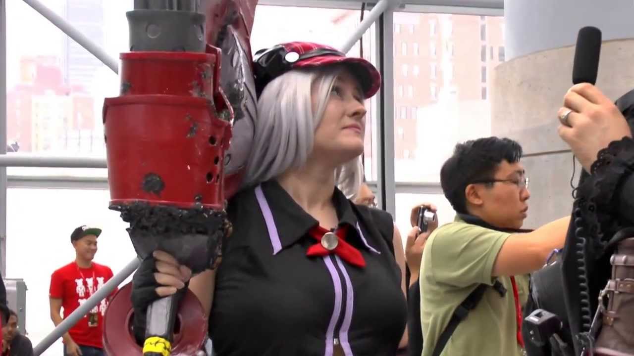 Alisa Amiella of GOD EATER BURST Cosplay at NYCC 2013 - YouTube