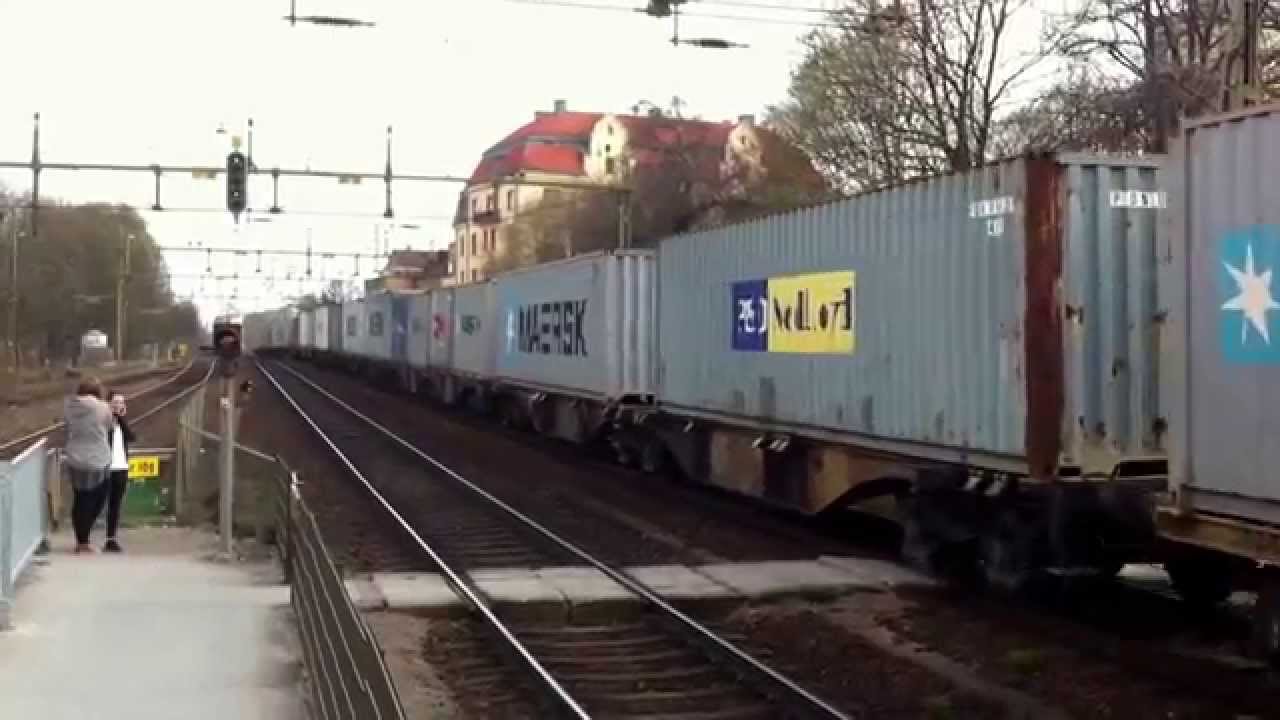 SJ Rc3 1049 med Containertåg passerar Örebro södra - YouTube
