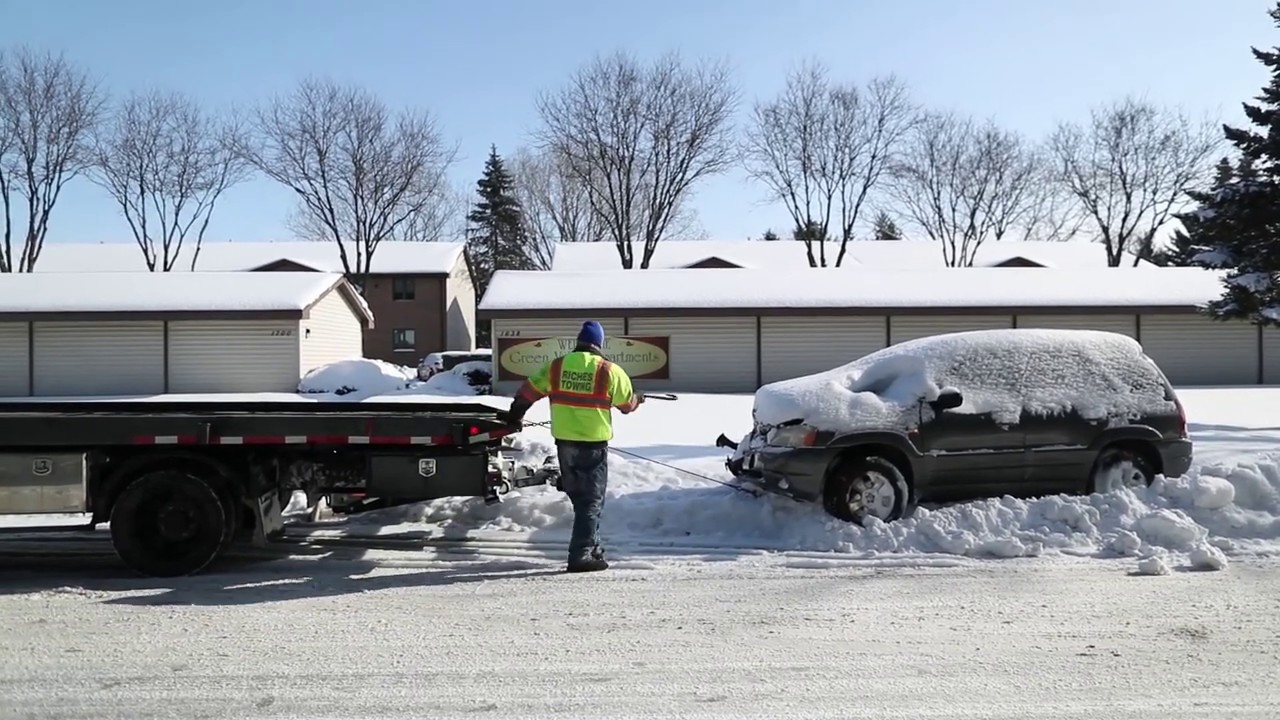 Street-clogging abandoned cars get the hook in Janesville - YouTube