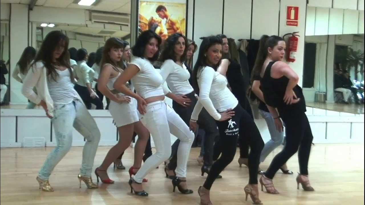 Enrique Iglesias-Loco ft .Romeo Santos.BACHATA LADY STYLE www.bailesurmadrid.com - YouTube