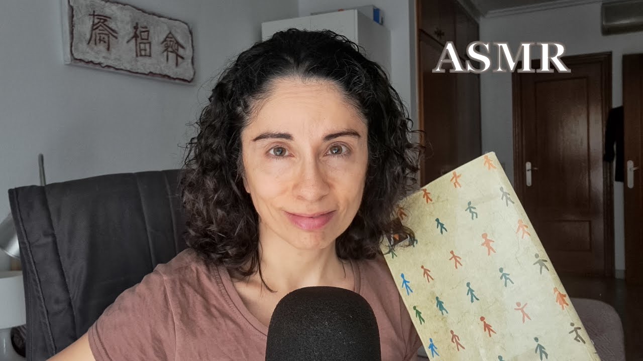 ASMR Spanish and English LEYENDO DE UN LIBRO DE COLEGIO/ READING FROM A ...