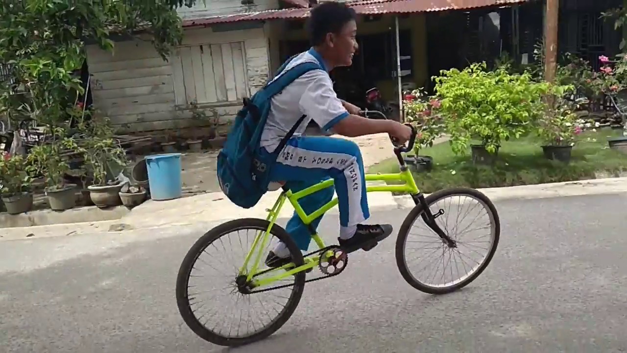 Video Ngakak ! Sepeda Goyang l Tonton Sampai Habis l Lihat Yang Terjadi ...