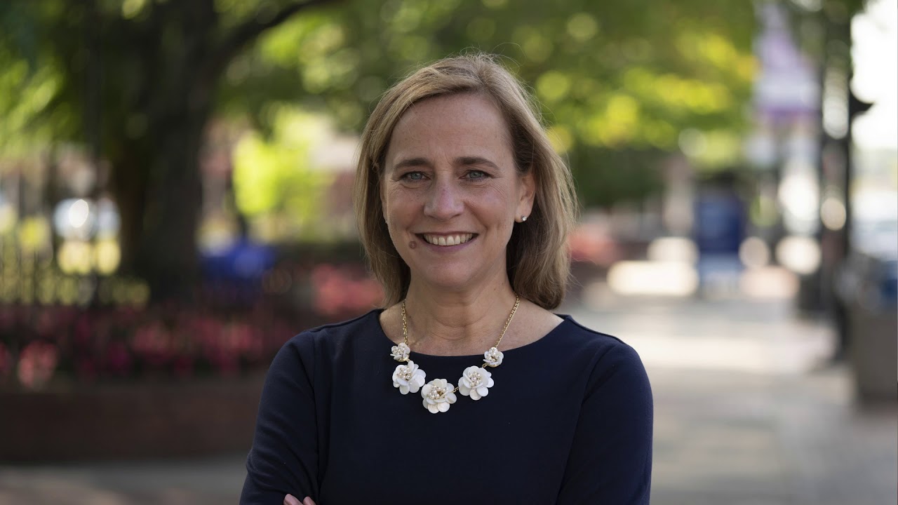 Alcaldeza de Manchester Joyce Craig apoya el izamiento de la Bandera ...