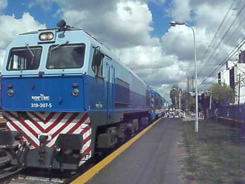 EMD J26 CW 319-307 + 3 coches Doble Piso En Haedo. - YouTube