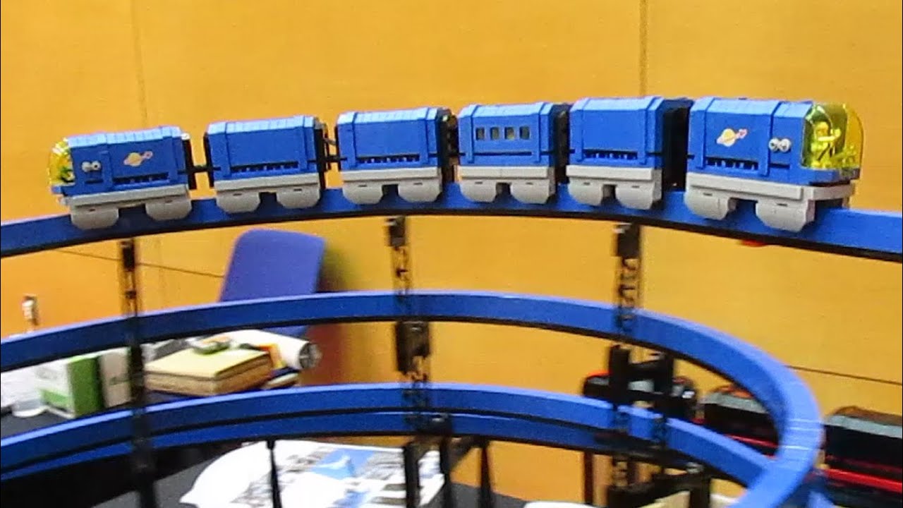 Lego Monorail in Japan Brickfest 2024 6-car mini Space Monorail - YouTube