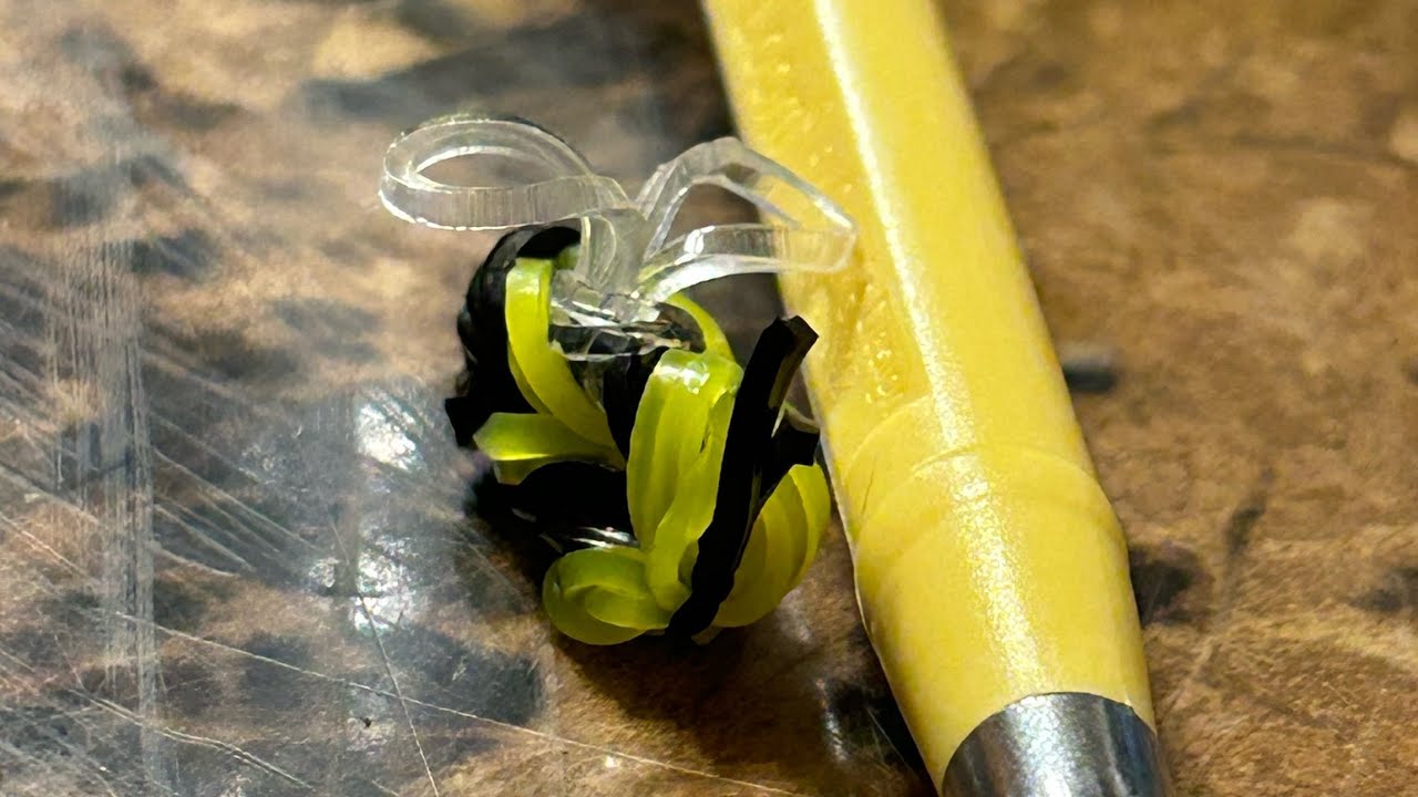 How to make a cute little loom less bee 🐝. - YouTube