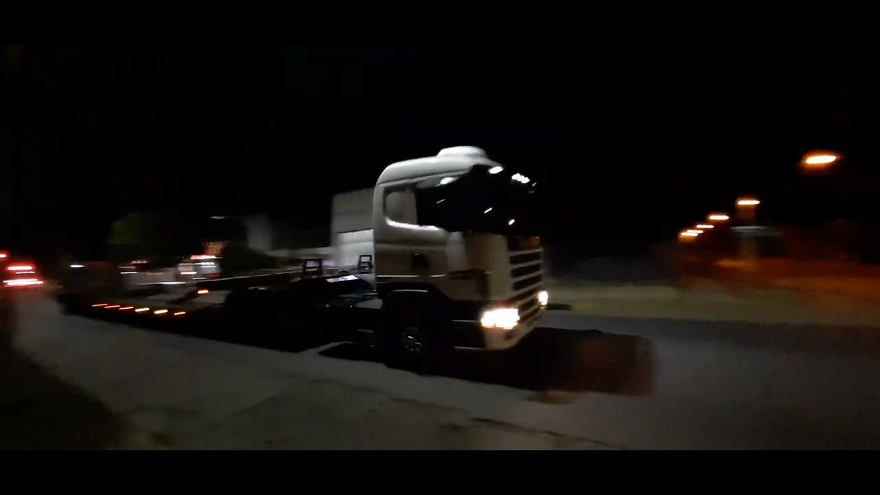 Scania Con LowBoy llendo a cargar makinaria - YouTube