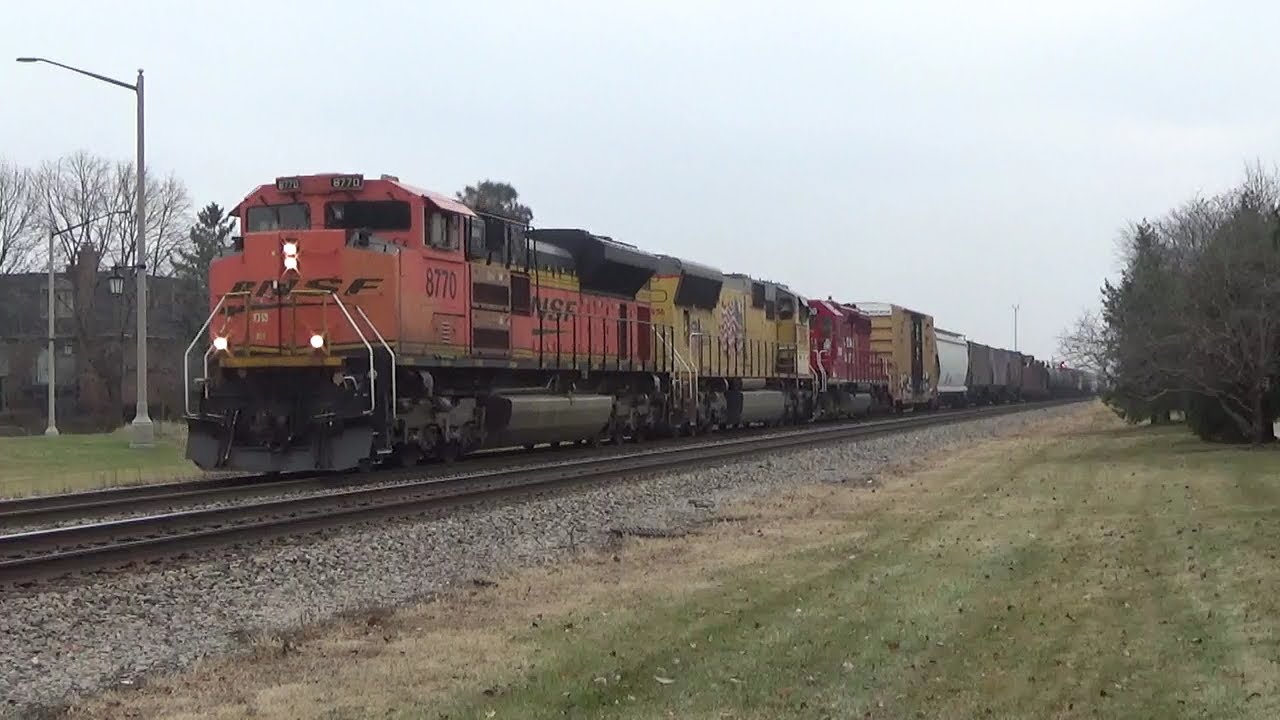 BNSF 8770 meets METX 8502 at Lake Forest, IL - YouTube