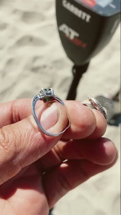 Newport Beach second ring of the day metal detecting - YouTube