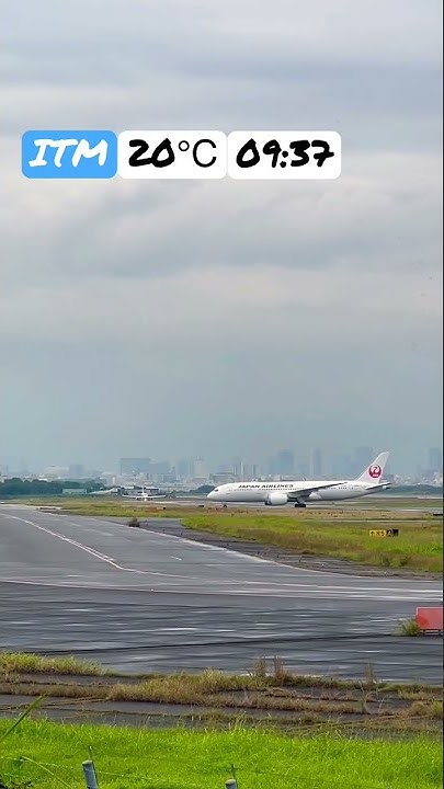 Boeing787 Dreamliner Jal Heading To The Tarmac Osaka International