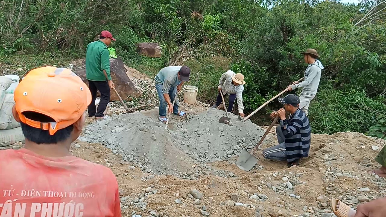 A e cung xóm làng đi sửa đường - YouTube