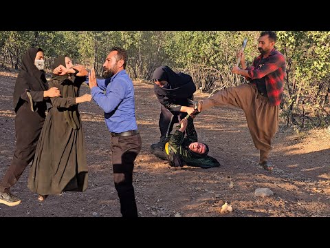 Ehsan makes Afsaneh run away and Zainab and Abdullah chase after them.