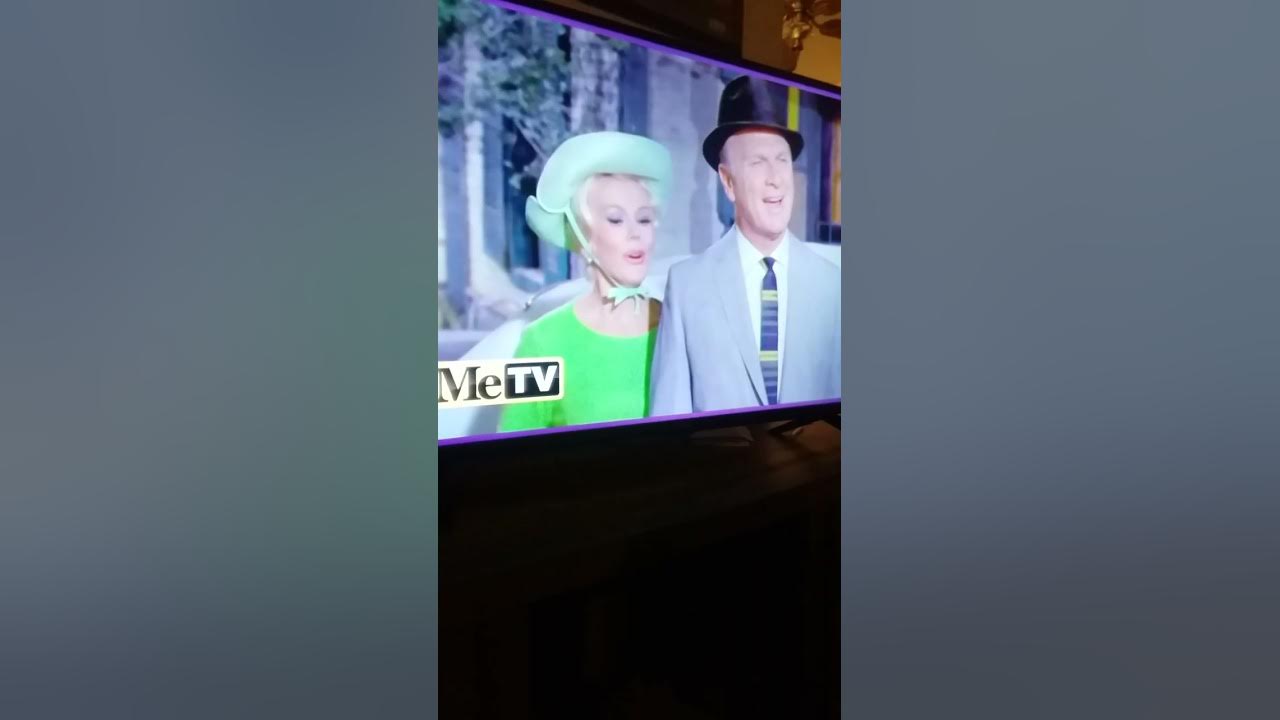 Mash theme song vs ending credits mix on me t.v - YouTube