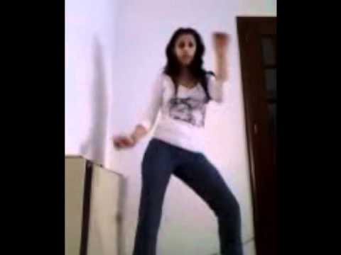 Bruna dançando corpo mole