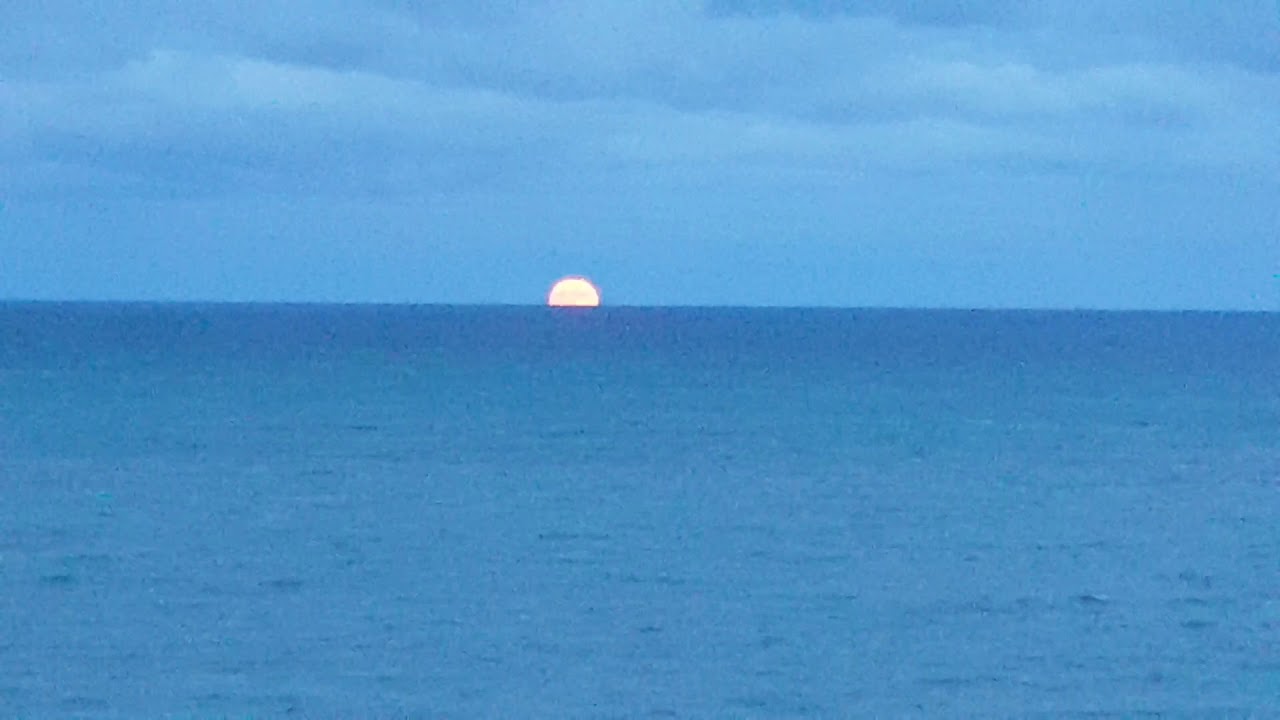 Super moon rising over Lake Michigan in Racine WI - YouTube