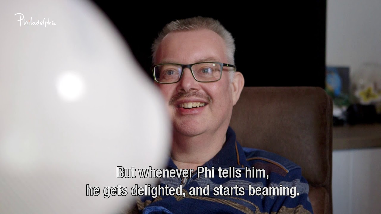 Social robot Phi stayed at Dick's place - YouTube