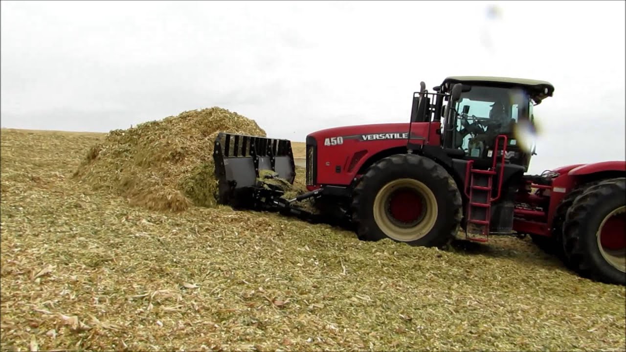 LEON M5000 Dozer Blade on a Versatile 450 - Pushing Silage - YouTube