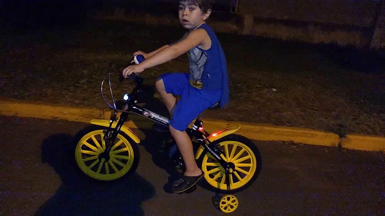Primeira volta na quadra de bike - YouTube