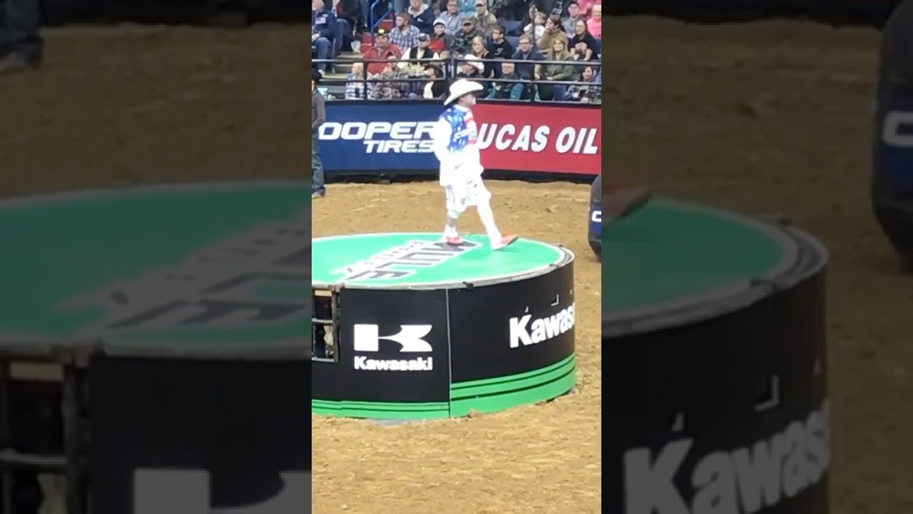 PBR rodeo clown bustin a move - YouTube