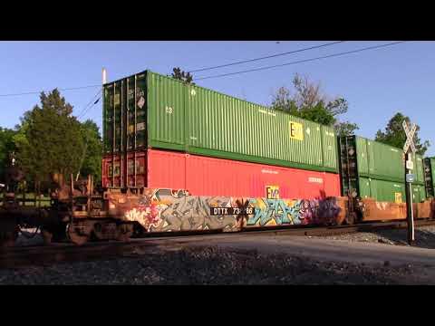 NS #4413 with horn salute leads NS 224 through Tateville, KY - YouTube
