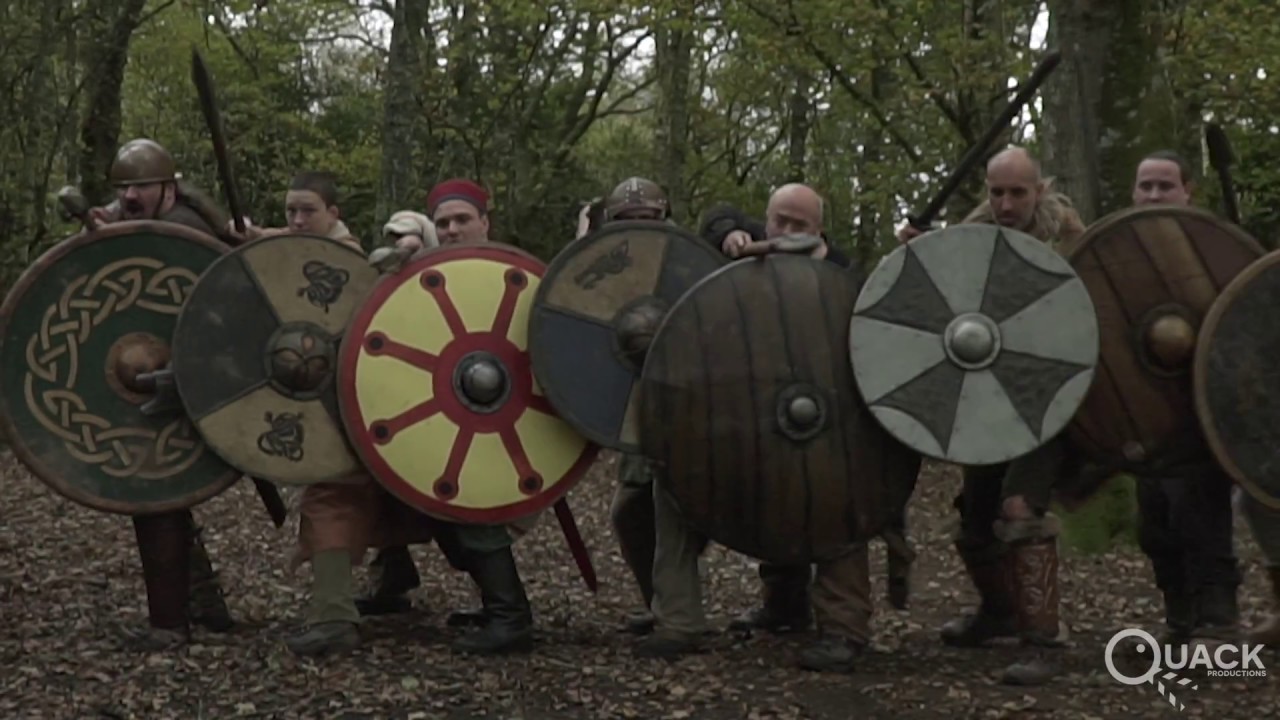 Tactic for fighting a shieldwall - YouTube