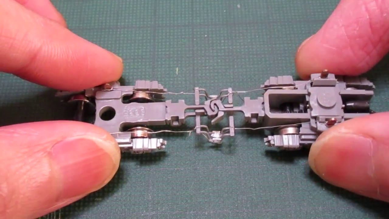 KATOカプラーを加工して通電カプラー化…連結の様子 - YouTube