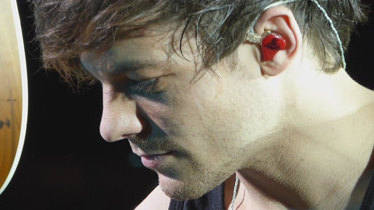 One Direction-Little Things live in Cleveland,08/27/2015.Louis centric ...