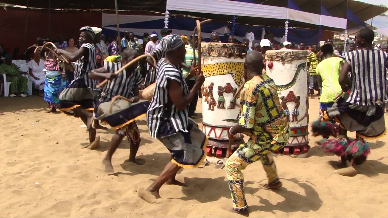 La dance des tambours Ouidah 10 janvier 2016 (fête du Vodou - YouTube
