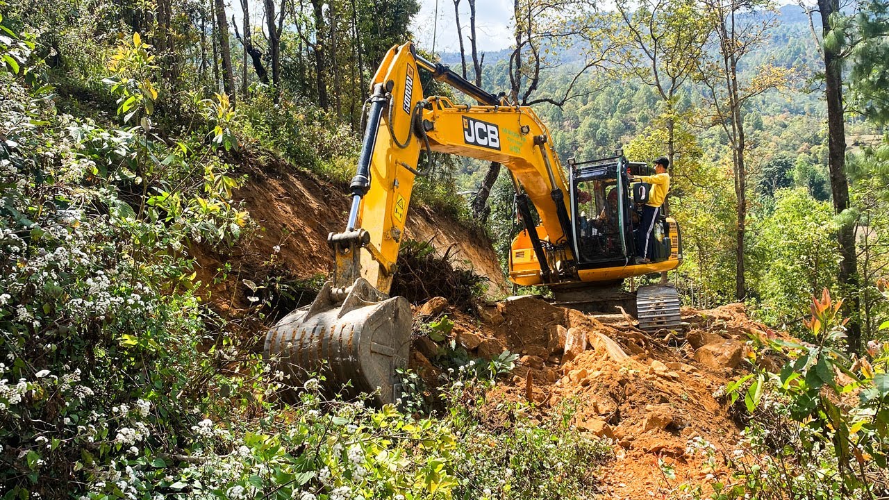 JCB Excavator Operator Shows Incredible Skill and Daring Building New ...