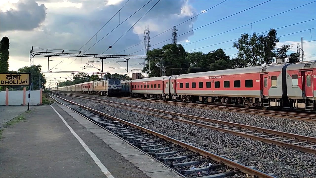 😱Vaishali SF Express Overtaking With Non-Stop Warning Honking At Dholi ...
