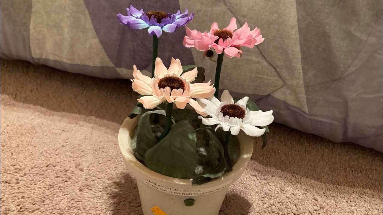 Gemmy - Dancing Spinning Flowers “In The Mood” - YouTube