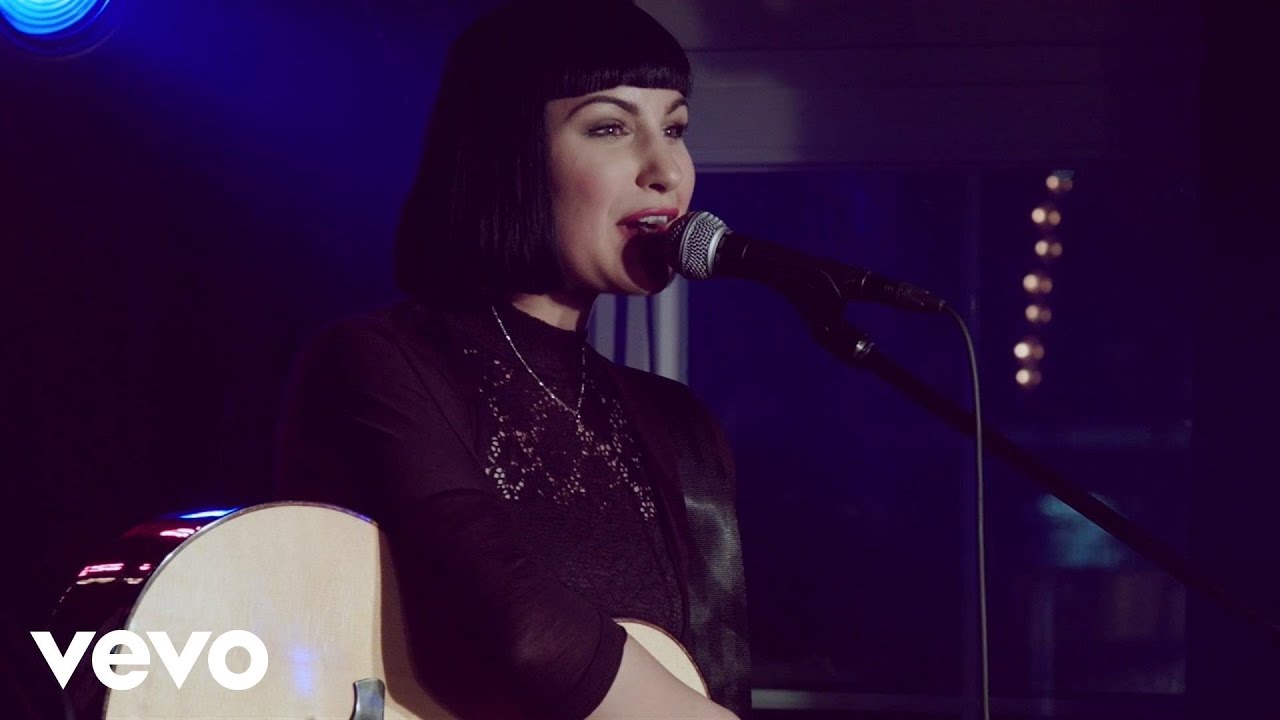 NESSI - Rolling With The Punches (live) - YouTube