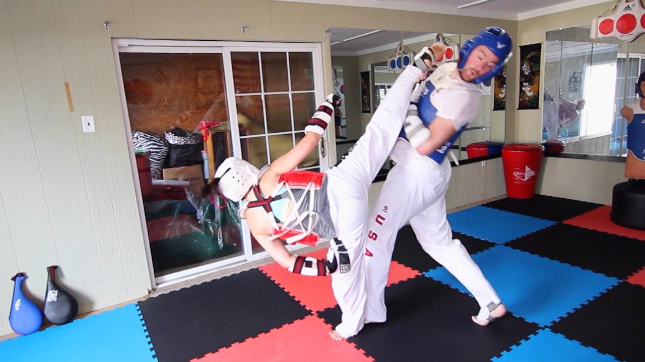 Taekwondo Training & Sparring - YouTube