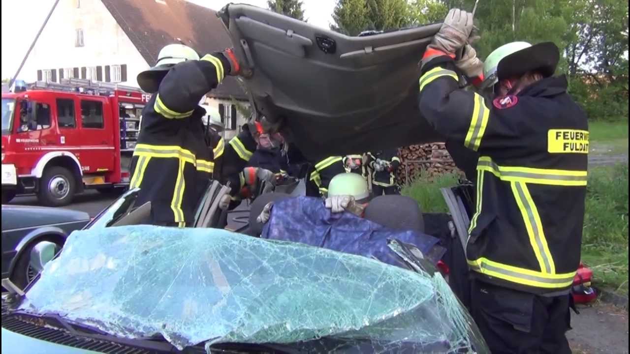 Im Unfall-Auto eingeklemmt: So befreit Feuerwehr Menschen - YouTube
