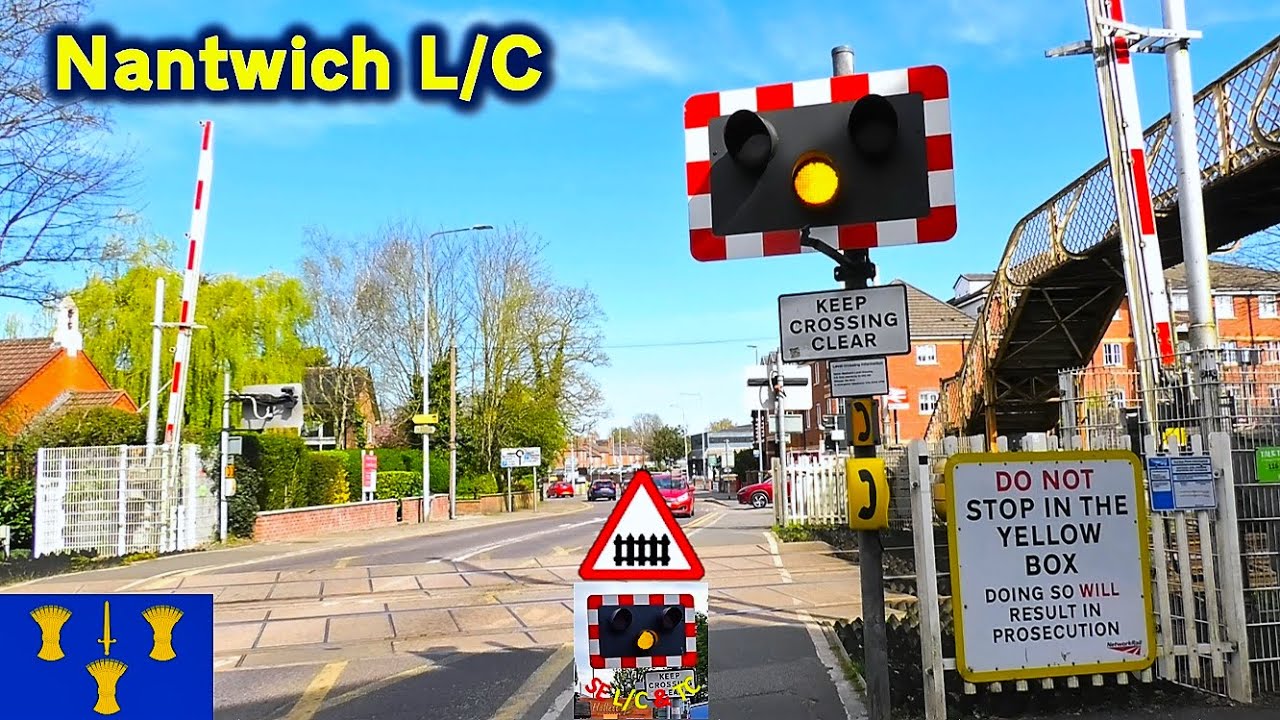 Nantwich Level Crossing, Cheshire - YouTube