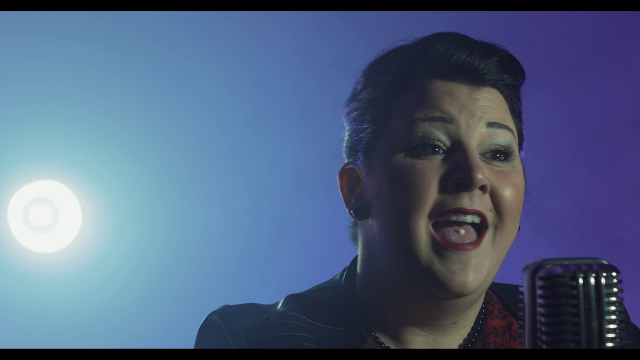 LAURINE _ AU BOUT DE MES REVES [ Clip officiel ] - YouTube