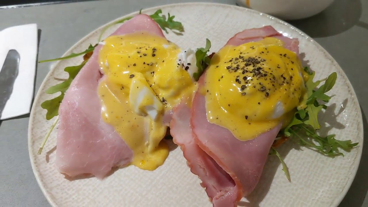 Egg Benedict with Smoked Ham & Tomato Soup at Cedele [Raffles City ...
