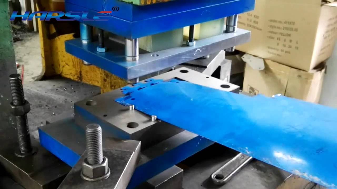 Punching machine for notch the angle for the metal sheet/Maquina de ...